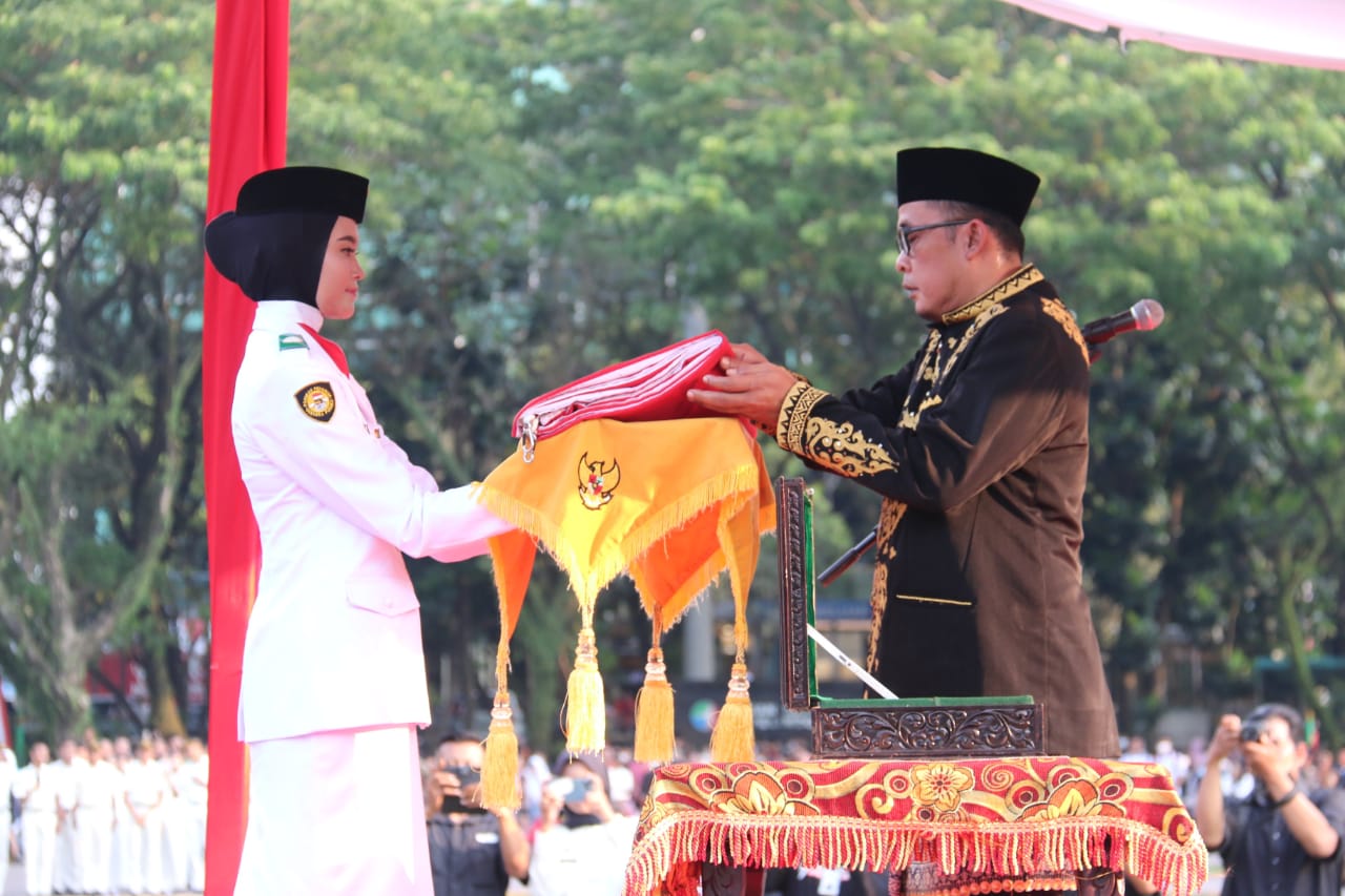 Upacara Penurunan Bendera Merah Putih Di Lap. Benteng Medan Lancar | beritasore.co.id