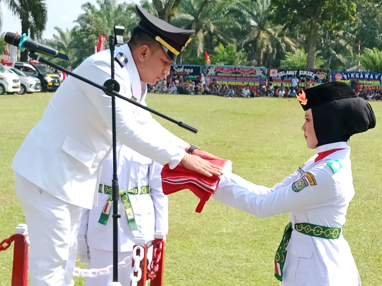 Upacara HUT Ke 79 RI Di Pulau Rakyat Sukses | beritasore.co.id